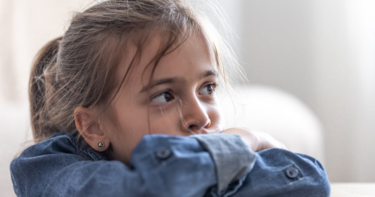 Une Adolescente Pleure Seule Crise D'Adolescence : Explications Et